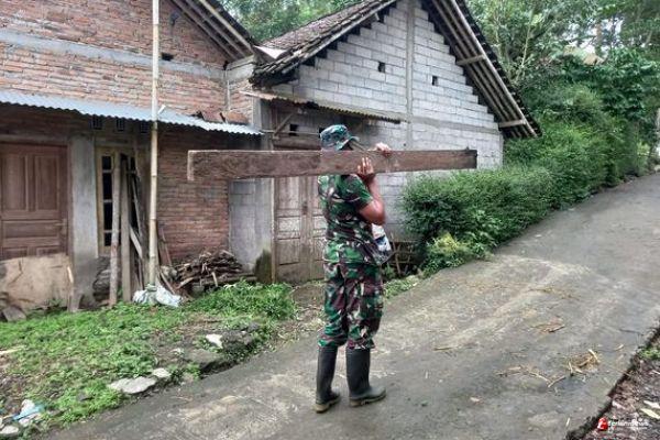 Angkat Mengangkat Balok Kayu Adalah Hal Biasa - Terkininews.com